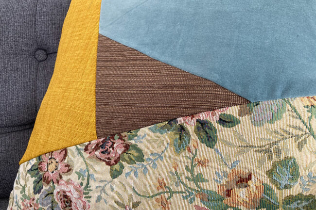 DIY sofapuder i grafisk patchwork - StyleDesignCreate