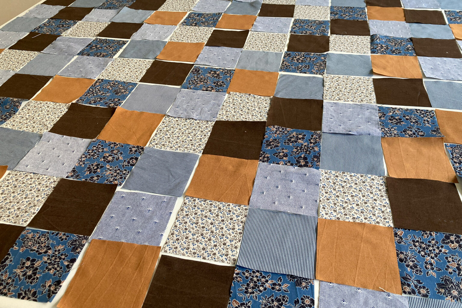 Blåt og brunt patchworktæpppe - StyleDesignCreate