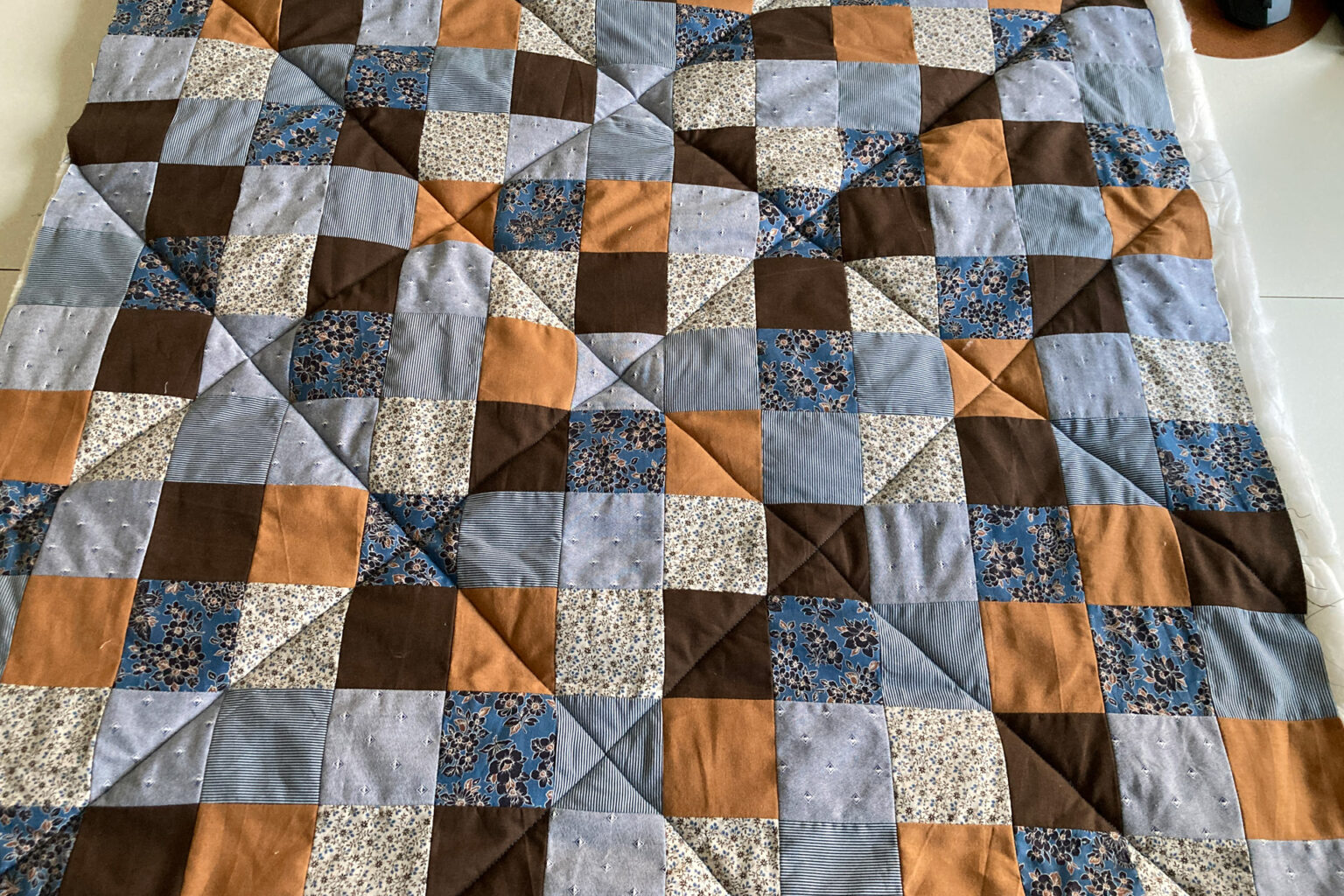 Blåt og brunt patchworktæpppe - StyleDesignCreate