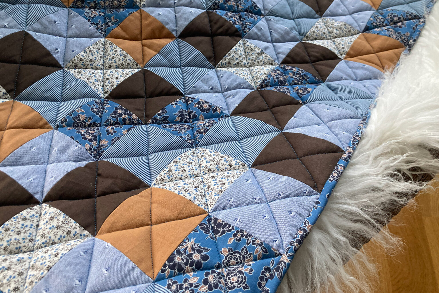 Blåt og brunt patchworktæpppe - StyleDesignCreate