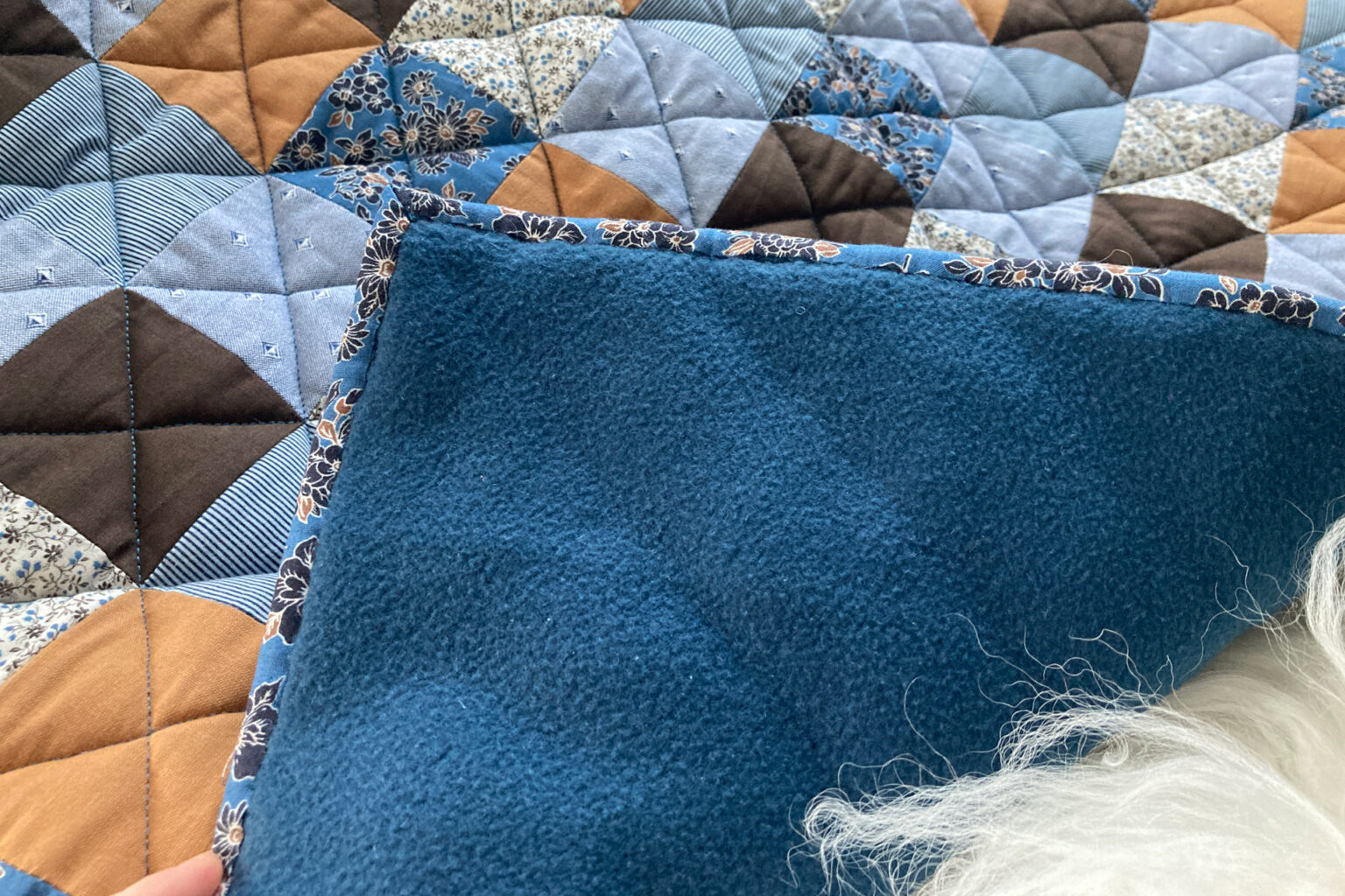 Blåt og brunt patchworktæpppe - StyleDesignCreate